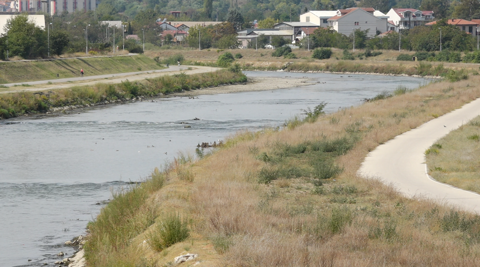 Се чисти кејот и коритото на Вардар - Алсат ТВ