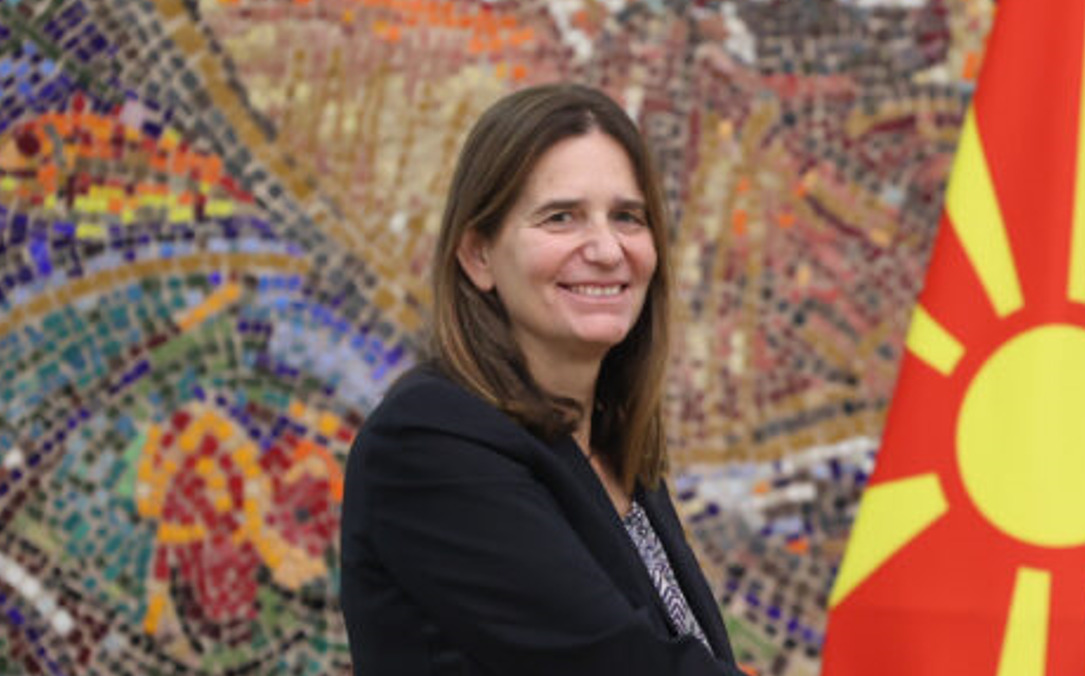 Грчката амбасадорка ја напушти собраниската сала во знак на протест на инаугурацијата на