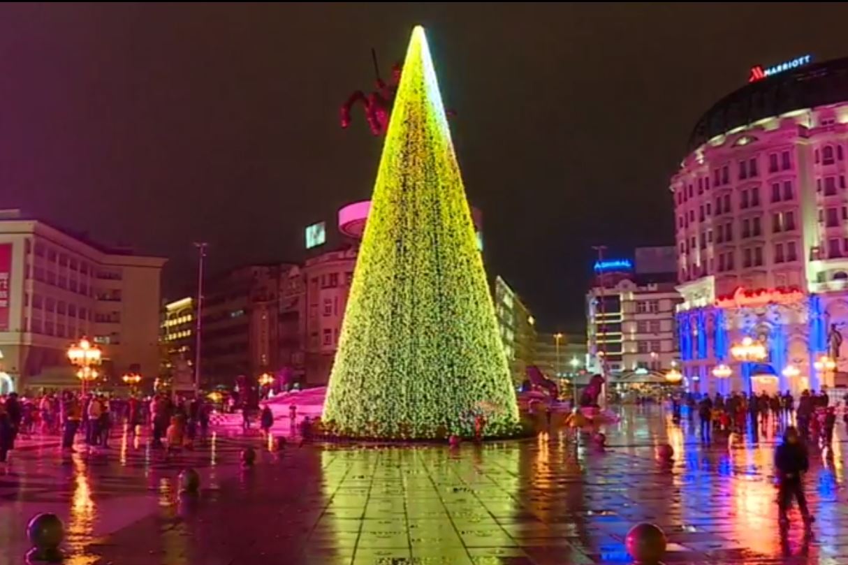 Ndizen dritat e bredhit në qendër të Shkupit - Alsat
