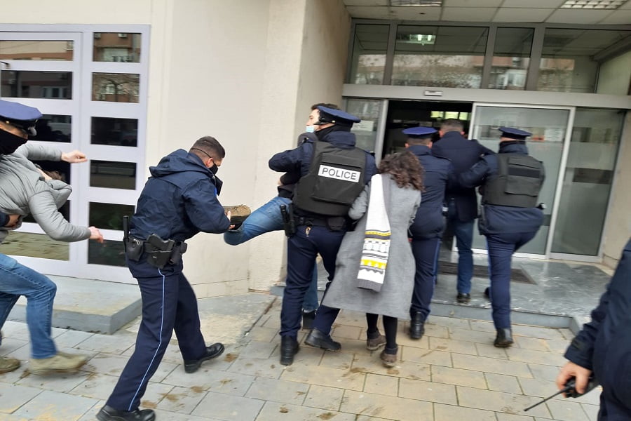 Kosovë, protesta e PSD-së përfundon me arrestime - Alsat