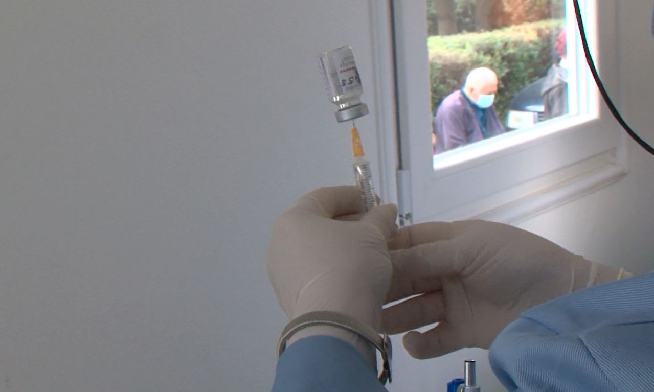 Sot në Kosovë filloi vaksinimi masiv kundër COVID-19 - Alsat