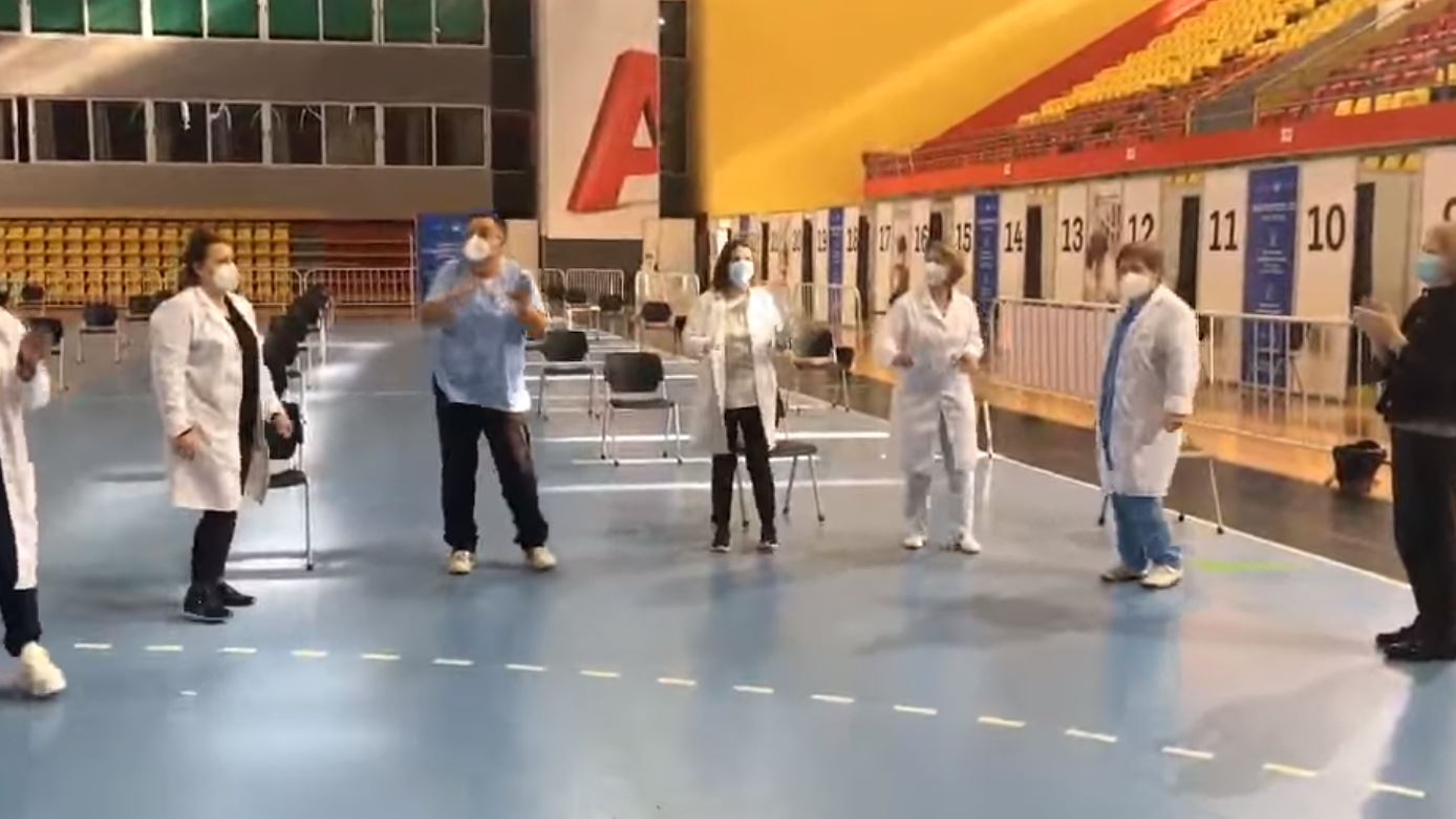 "Corona ciao, vaksina-vaksina për mua dhe ty është shpëtim", këndon ...