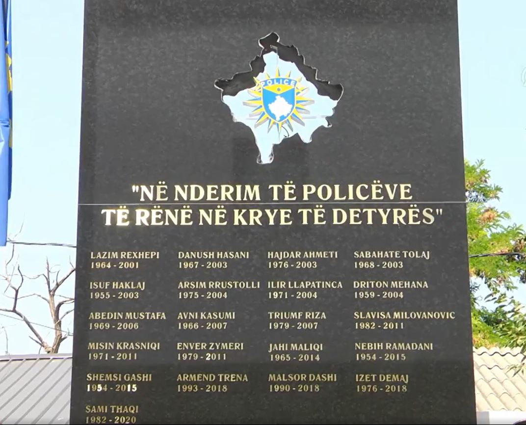 Kosovë, pllakë përkujtimore për 21 zyrtarët policorë të rënë në krye të ...