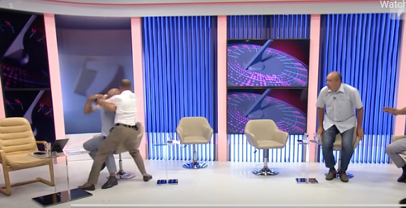 Studioja kthehet në ring boksi, ish-zv.ministri goditet gjatë debatit ...