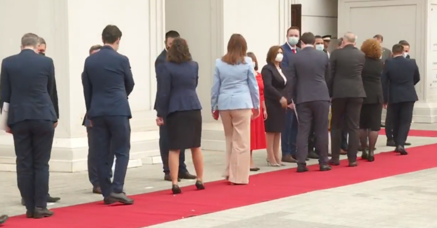 Fillon ceremonia e pritjes së Qeverisë së Kosovës - Ministrat shkelin ...