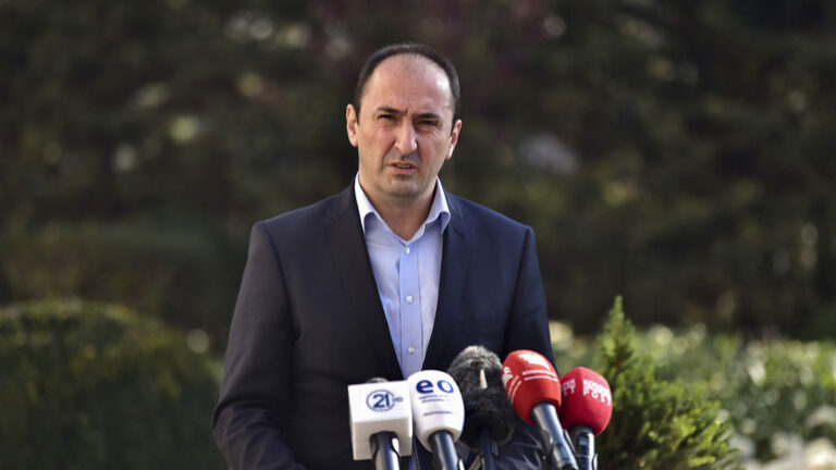 Kosovë/ Liburn Aliu jep dorëheqje nga pozita e ministrit të Mjedisit ...