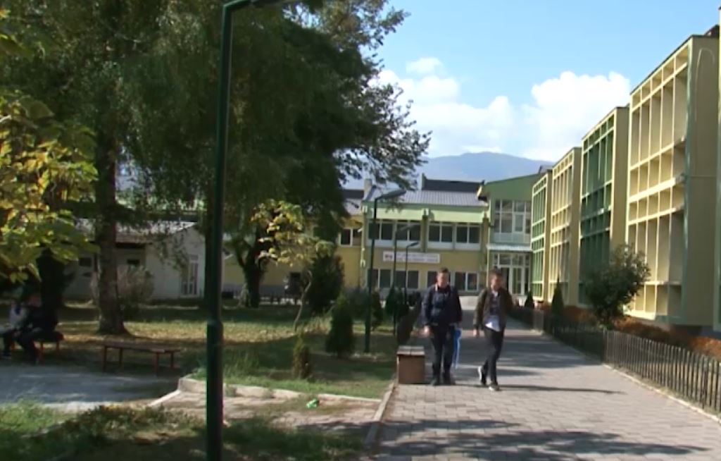 Ulet ndjeshëm numri i nxënësve në gjimnazet e Strugës - Alsat Ulet ndjeshëm numri i nxënësve në gjimnazet e Strugës - Alsat