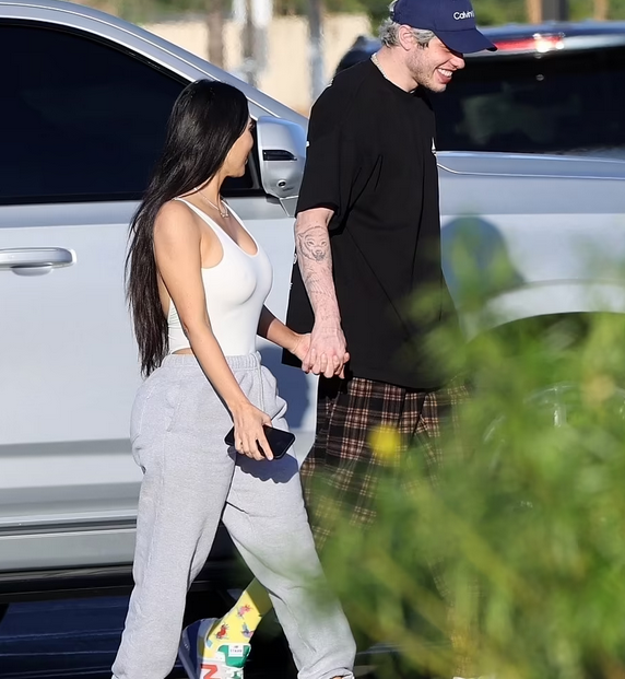 Zyrtarisht çift - Dalin fotot e para ‘romantike’ të Kim Kardashian dhe ...