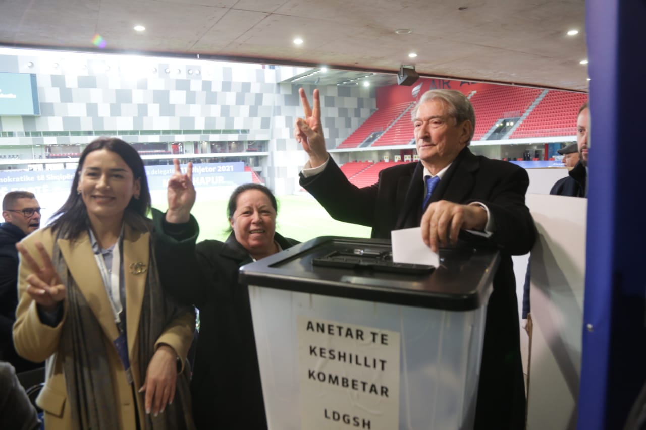 Berisha shkarkon Lulzim Bashën si kryetar të PD-së - Alsat