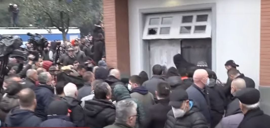 Përshkallëzohet tensioni në PD, hidhet gaz brenda selisë - Alsat Përshkallëzohet tensioni në PD, hidhet gaz brenda selisë - Alsat