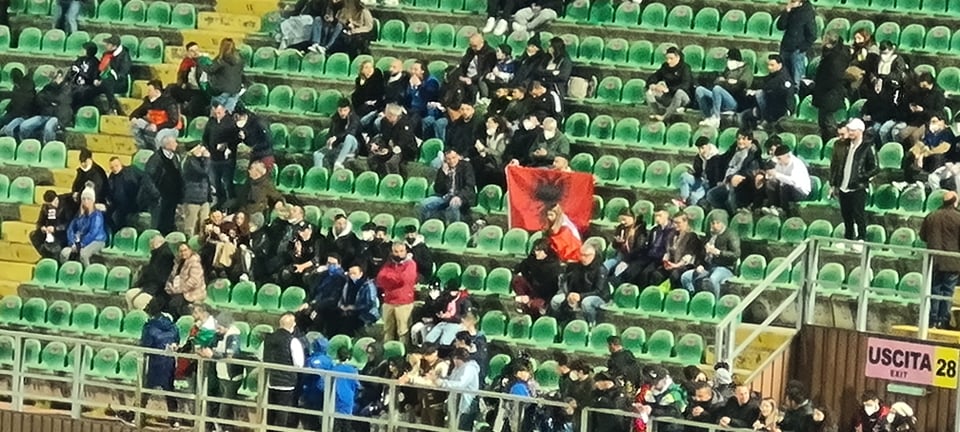 Flamuri shqiptarë shfaqet në sfidën Itali-Maqedoni - Alsat