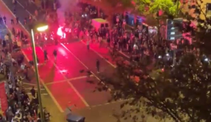 Policia gjermane arreston 30 tifoz në Frankfurt - Alsat