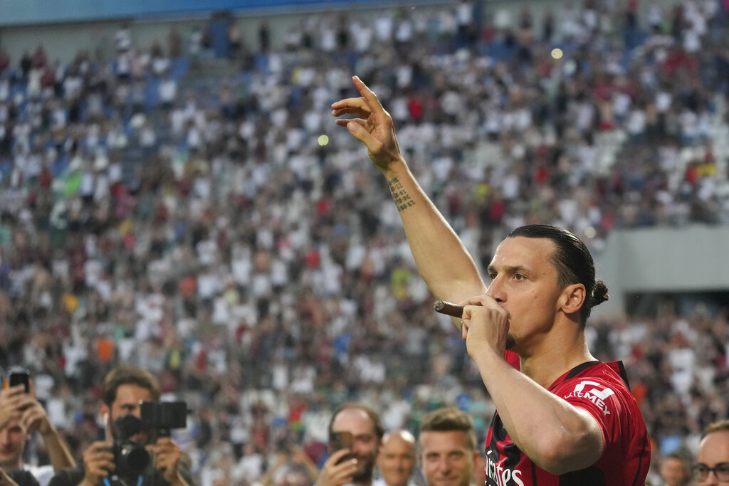VIDEO / Zlatan Ibrahimoviç, me puro dhe shampanj feston titullin - Alsat