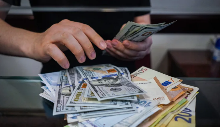 Vlera e euros barazohet me atë të dollarit - Alsat