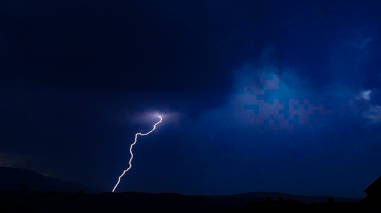 Jemi në stinën e rrezikshme, del manuali: Si të mbroheni nga rrufetë ...