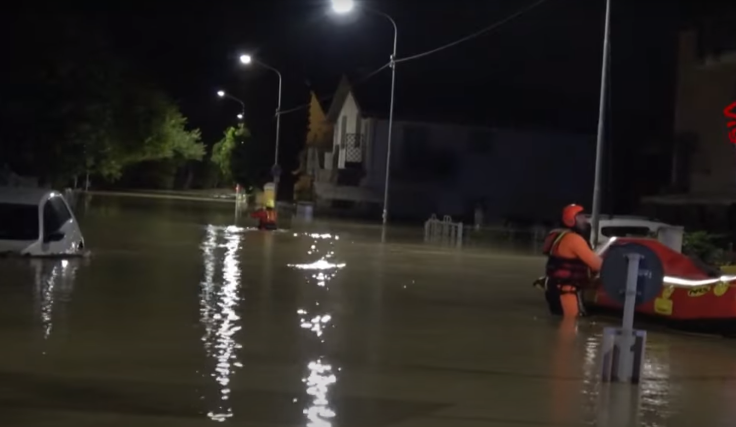 Përmbytet Italia, qytetarët ngjiten nëpër pemë për të shpëtuar nga uji ...