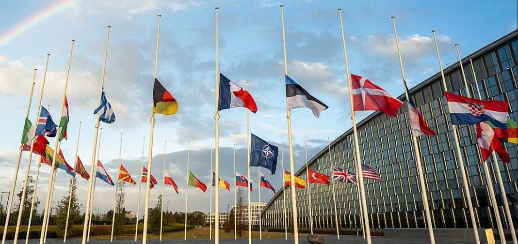 Vdekja e mbretëreshës Elisabeth, flamujt e NATO-s ulen në gjysmështizë ...