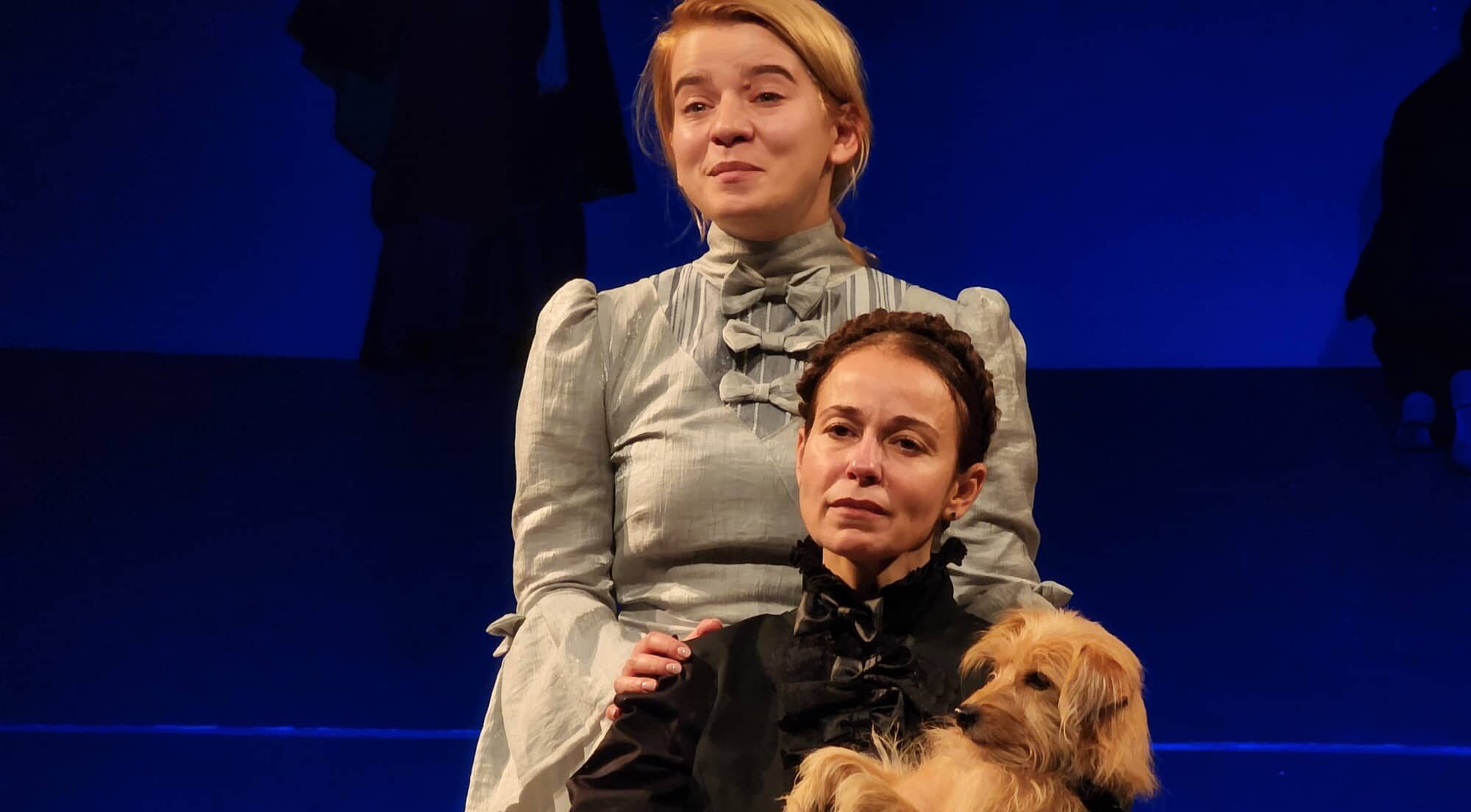 Qëndrim Rijani sjell "Tri motrat" e Çehovit në Teatrin Shqiptar (VIDEO ...