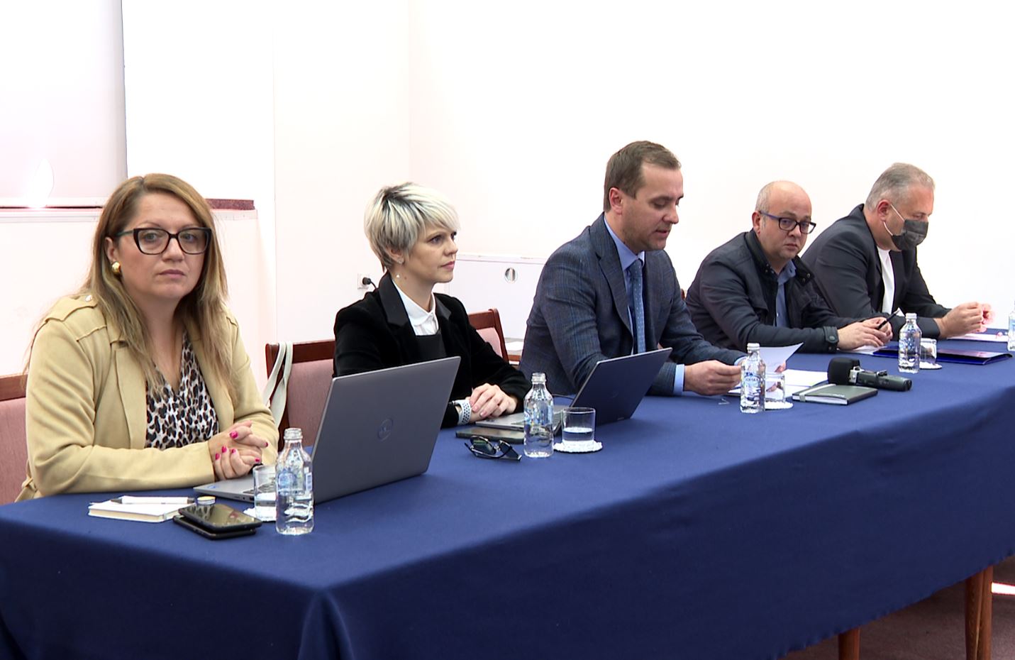 Ligje të reja për t’ju dhënë fund punësimeve partiake në administratë ... Ligje të reja për t’ju dhënë fund punësimeve partiake në administratë ...