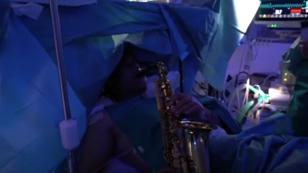 Pacienti luan në saks gjatë operacionit në tru - Alsat