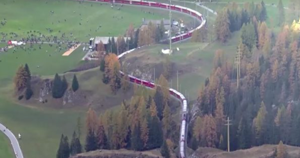 Treni më i gjatë në botë “gjarpëron” në alpet zvicerane - Alsat Treni më i gjatë në botë “gjarpëron” në alpet zvicerane - Alsat