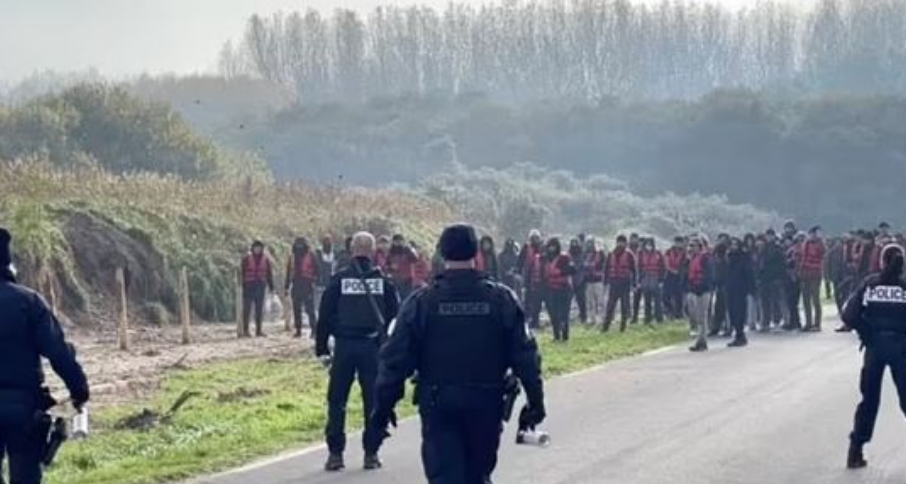 Emigrantët shqiptarë sulmojnë me gurë policinë franceze, çfarë ndodhi ...