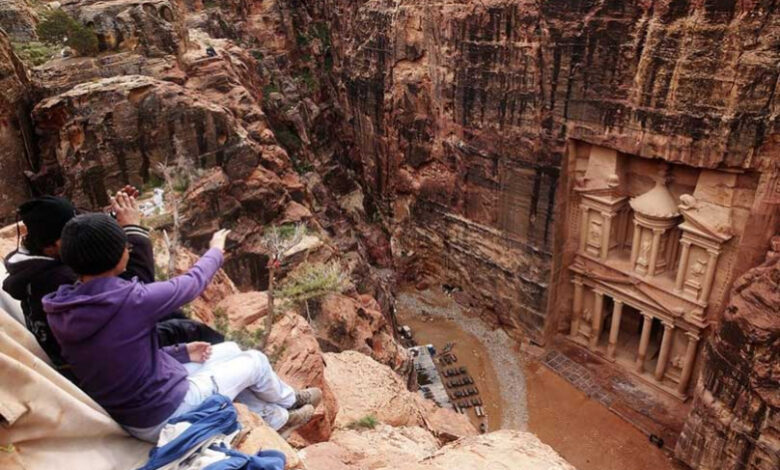 Përmbytje në Petrën e lashtë, 1700 turistë evakuohen - Alsat