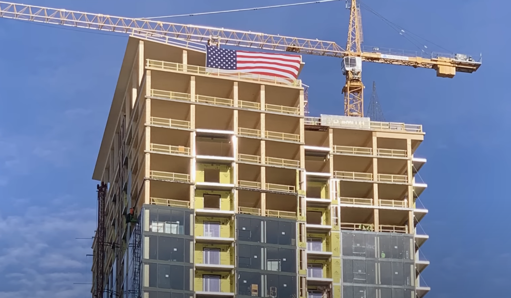 Si ndërtojnë inxhinierët në mbarë botën rrokaqiejt të tëra prej druri ...