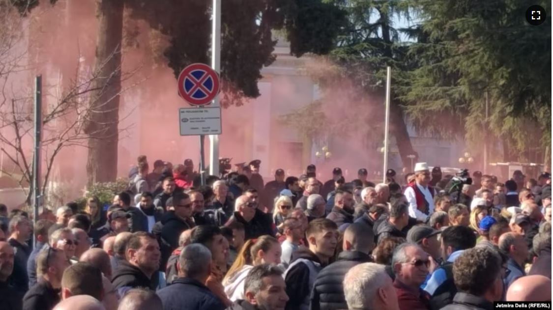 Opozita në Shqipëri proteston brenda dhe jashtë Kuvendit - Alsat Opozita në Shqipëri proteston brenda dhe jashtë Kuvendit - Alsat