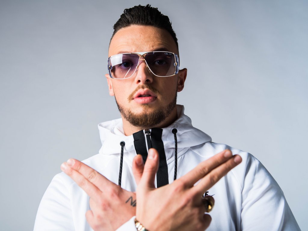 Reperi i njohur shqiptar Azet publikon këngën e re “Abschied” - Alsat