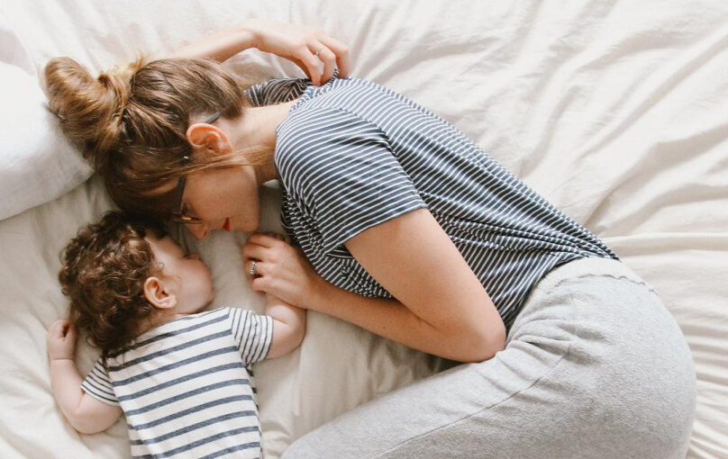 Pse foshnja duhet të flejë me nënën? - Alsat