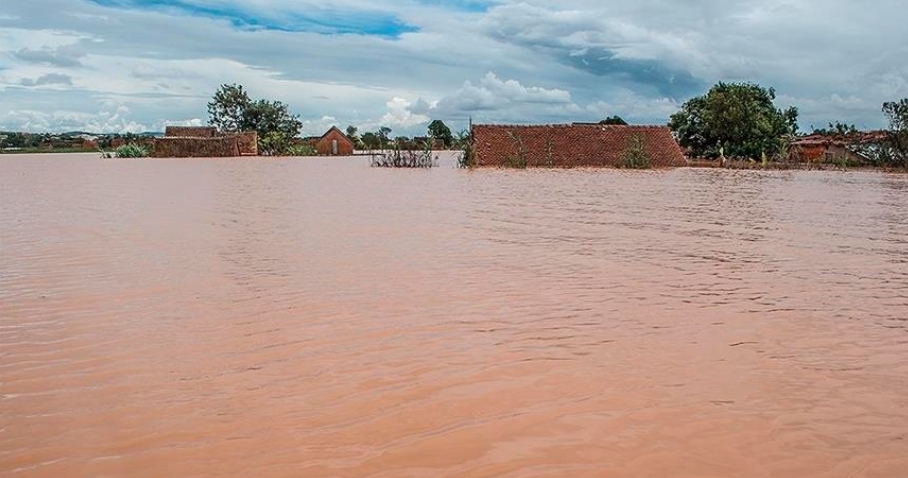 Përmbytje në jug të Afrikës lindore, thatësira ekstreme në veri - Alsat