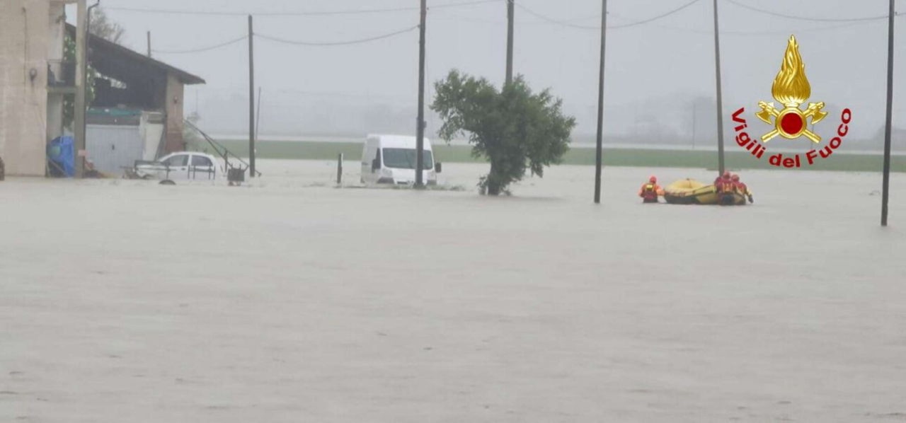 Përmbytje në Itali, lumenjtë dalin në rrugë - Alsat