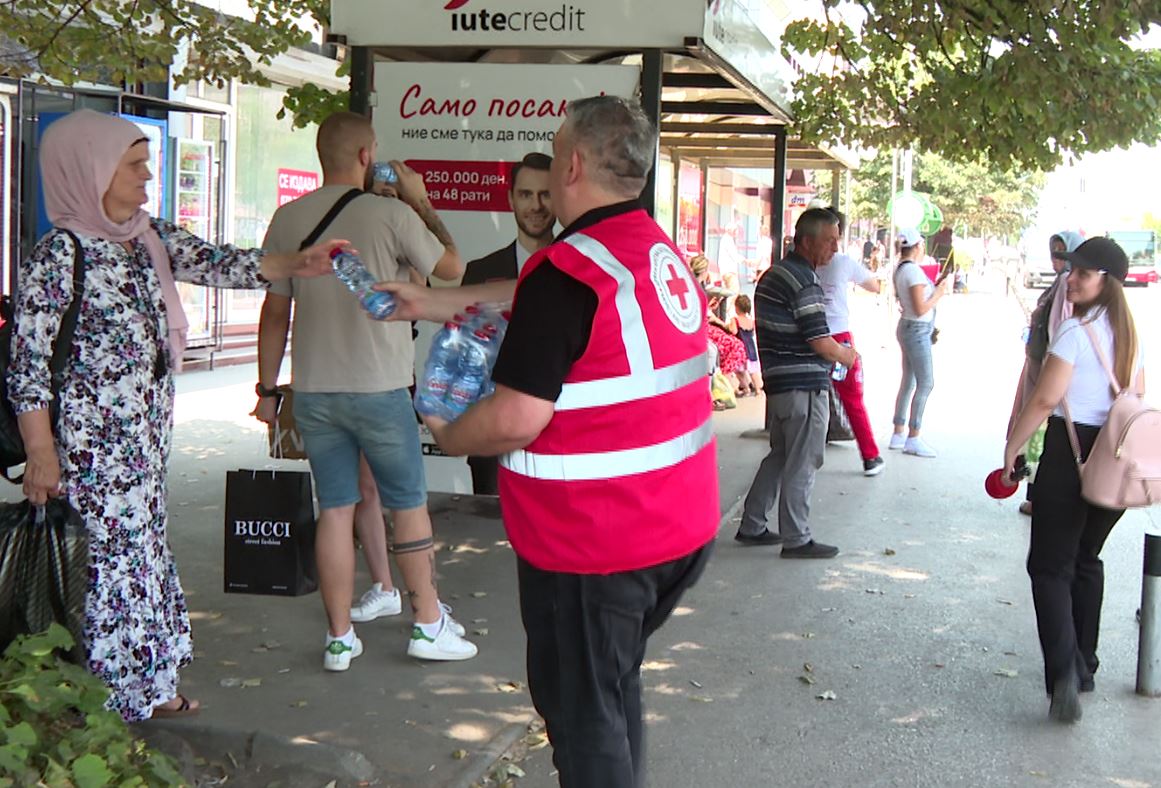 Kryqi i Kuq vijon aksionin për t’i mbrojtur qytetarët nga dehidrimi - Alsat