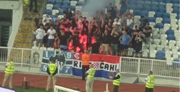 Huliganët serb sulmojnë tifozët kroat që ishin në stadiumin “Fadil ... Huliganët serb sulmojnë tifozët kroat që ishin në stadiumin “Fadil ...