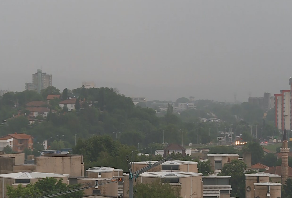Moti i ligë mbërrin edhe në vendin tonë, reshje dhe vetëtima gjatë ...