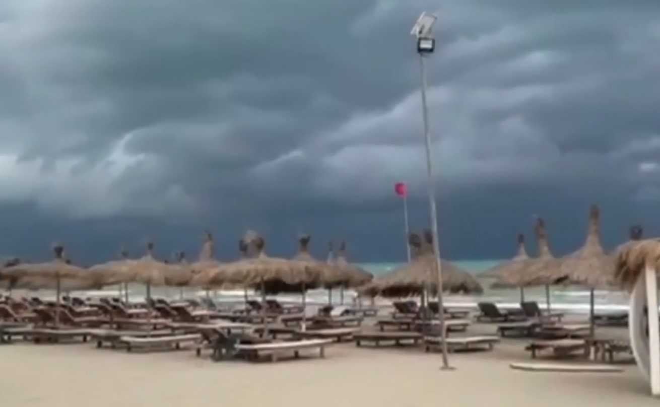 Reshjet e shiut dhe erërat e forta boshatisin plazhet në Shqipëri - Alsat