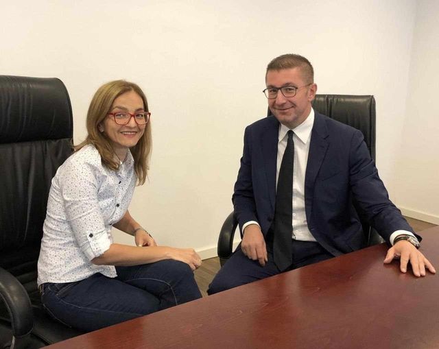 Mickoski takon ish krahun e djathtë të Gruevskit - Alsat