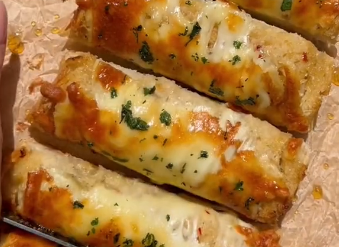 Receta e ditës: Baguette e pjekur me hudhër dhe djathë - Alsat