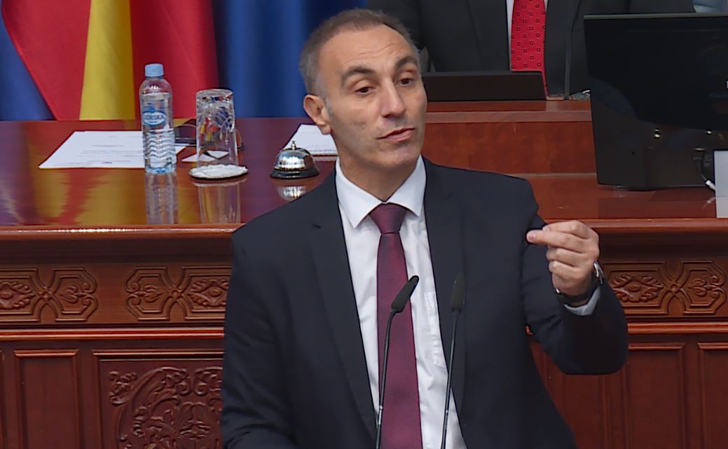 Kritikuesi i arratisjes Artan Grubi ndjek hapat e azilantit Nikolla ...