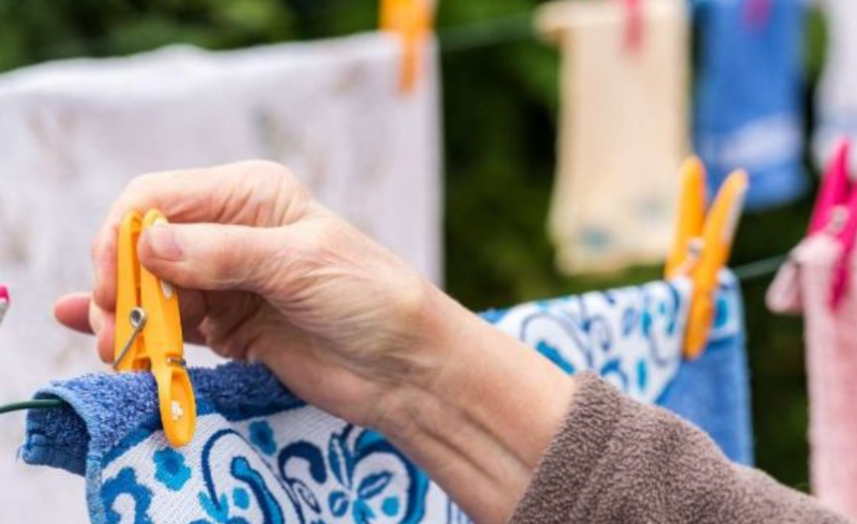 Metoda super e thjeshtë për t’i tharë rrobat gjatë dimrit për 15 minuta ...