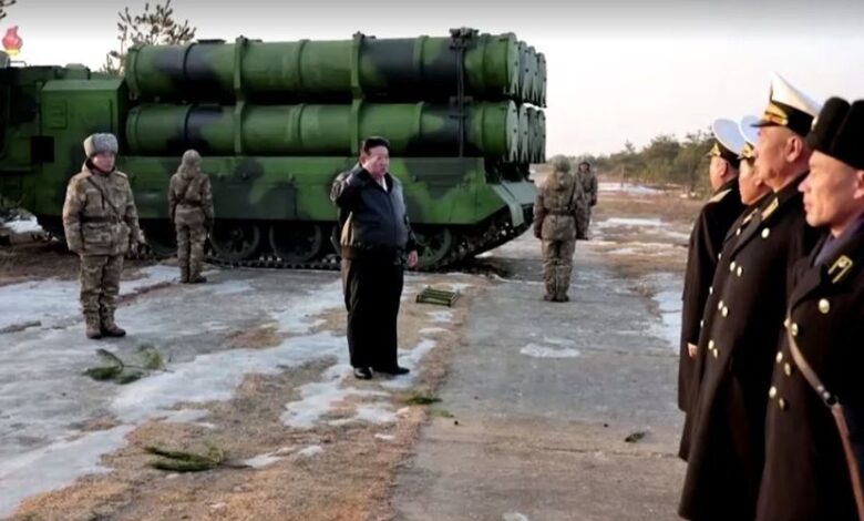 Kim Jong Un mbikëqyr testimin e raketës tokë-det, bën thirrje për ... Kim Jong Un mbikëqyr testimin e raketës tokë-det, bën thirrje për ...