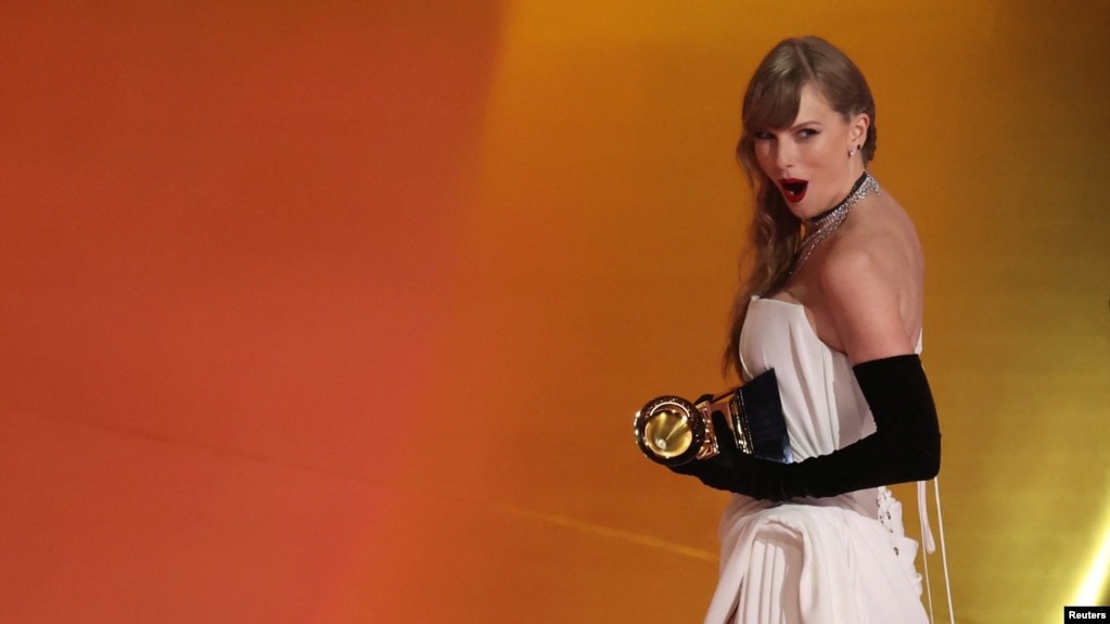 Taylor Swift bën historinë në Grammy - Alsat