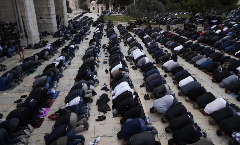 80 mijë myslimanë e falin xhumanë e parë të Ramazanit në Al-Asqa - Alsat 80 mijë myslimanë e falin xhumanë e parë të Ramazanit në Al-Asqa - Alsat
