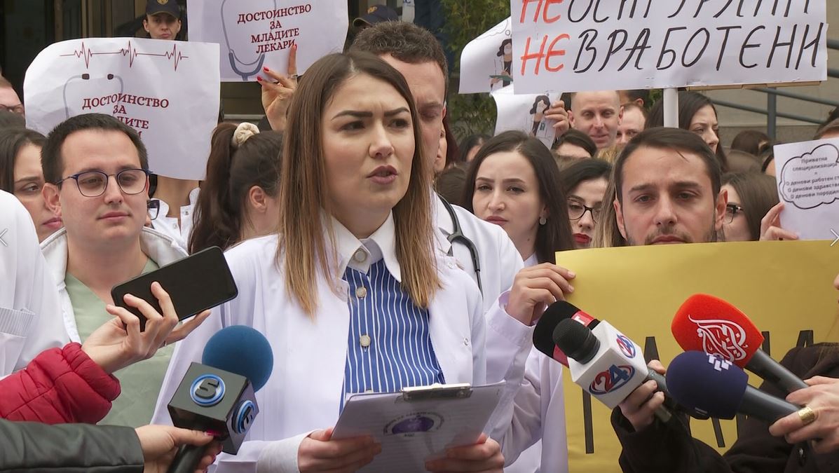 Mjekët specializantë në protestë, kërkojnë paga më të larta - Alsat