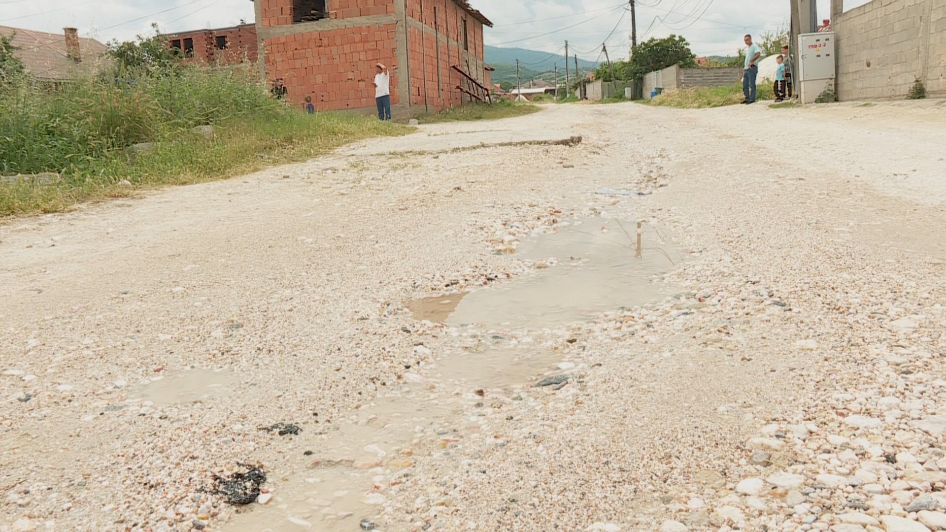 Inatet politike i lënë banorët në “baltë” - Alsat