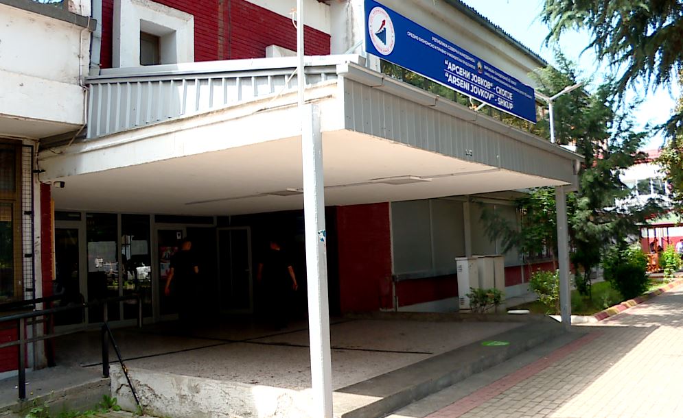 Nxënësit e arsimit të mesëm mbaruan vitin shkollor, thonë se kishin mungesë të librave - Alsat