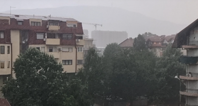 Edhe Shkupi kaplohet nga reshjet e dendura të shiut, bubullima dhe ...