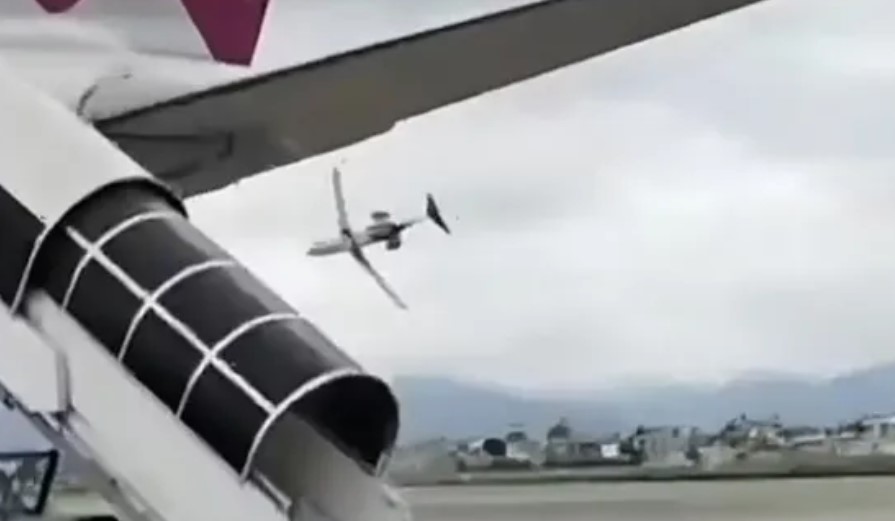 Video/ Momentet e tmerrit kur avioni përplaset në pistë pak pas ... Video/ Momentet e tmerrit kur avioni përplaset në pistë pak pas ...