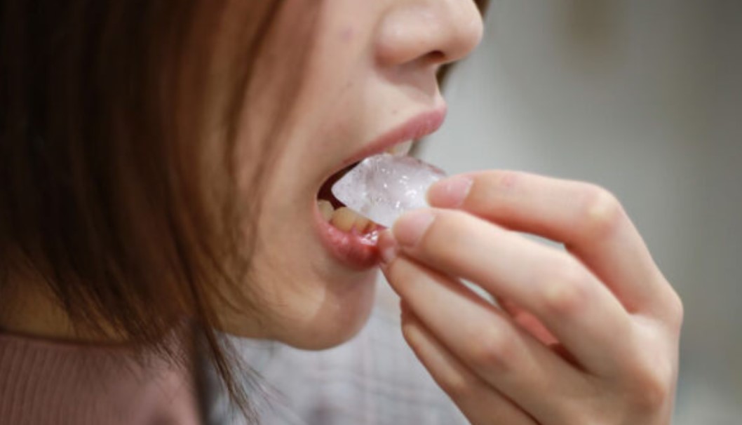 Nëse hani shpesh akull, mund të vuani nga këto probleme shëndetësore ...